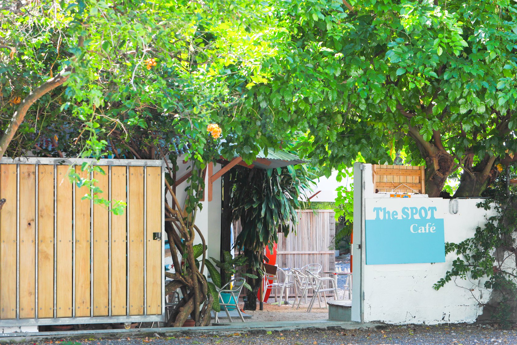 Surf your way into the Spot Café Mauritius | thelovelybrunette.co